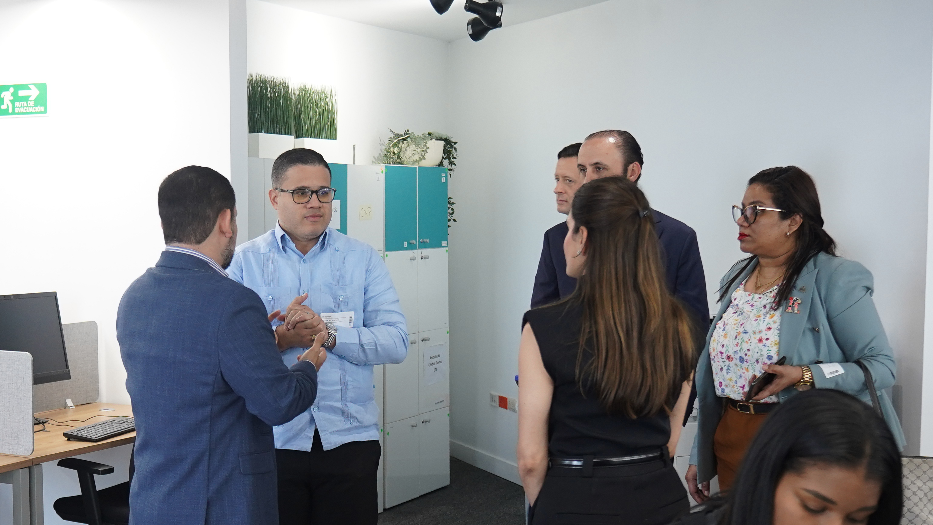 Visita del Director del INDOCAL, Néstor Matos, a Philip Morris - INDOCAL